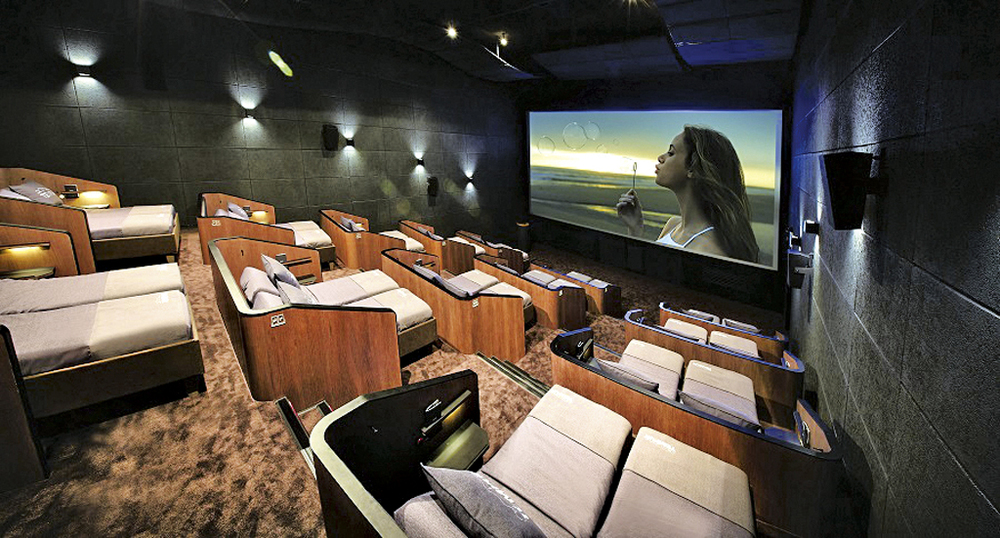 [댓글뉴스] CGV, 세계 최초 리클라이닝 침대 극장 오픈 外